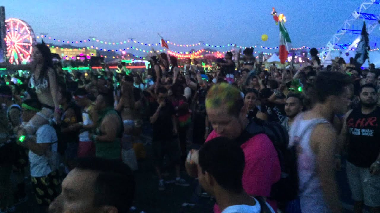 Showtek - Booyah! (EDC Las Vegas) - YouTube