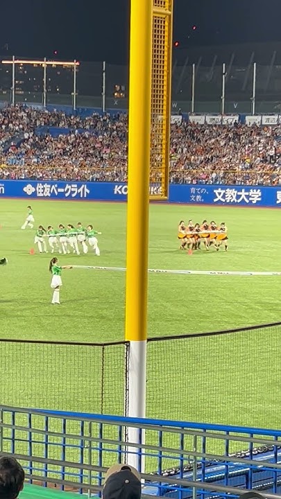 Yakult Swallows "Passion" vs. Yomiuri Giants Cheerleaders Race - YouTube
