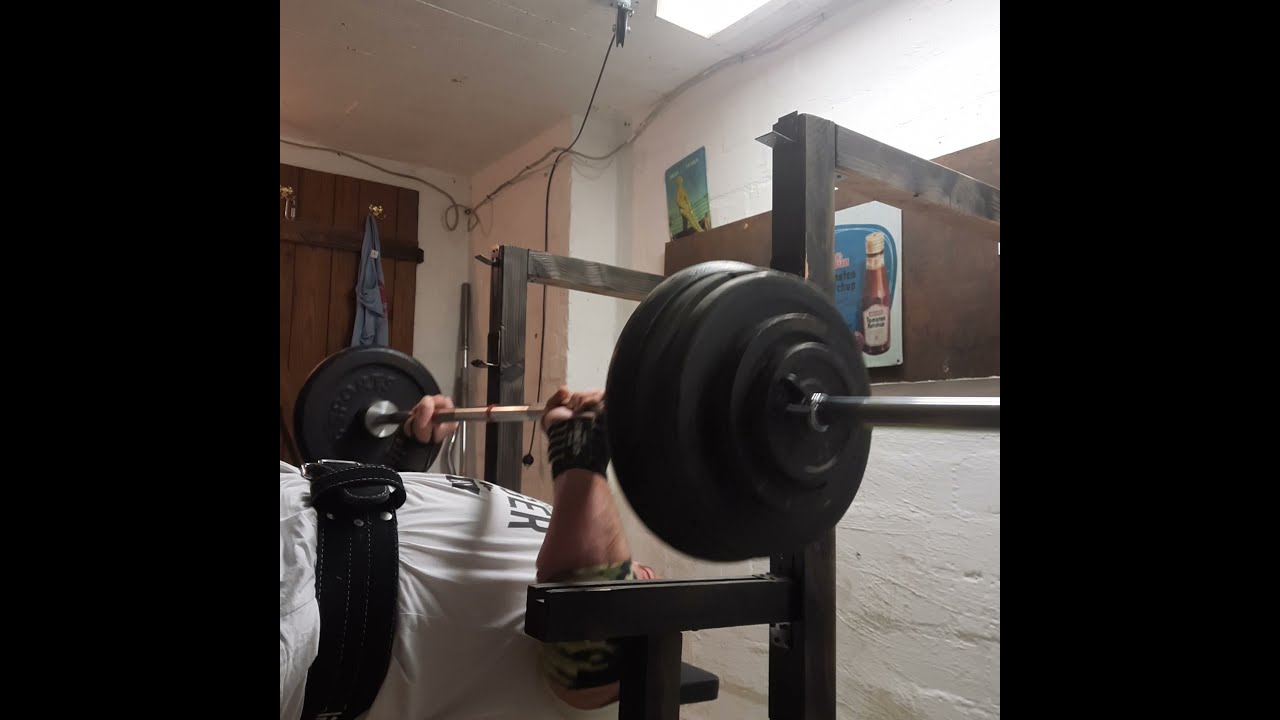 Benchpresscycle,session5,3×4 fast reps, last set,144kg,49Jahre,118kg - YouTube
