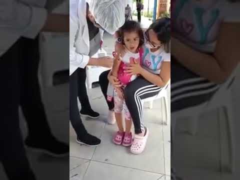 menina fala palavrão na hora de Tomar a vacina aí porra😂😂🤣