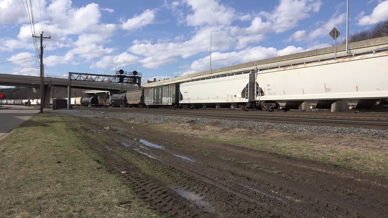 NS 6781 highballs past Rochester, PA location with trailing Union ...