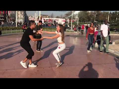 Taksim Meydanı'nda yabancı sanatçıların \