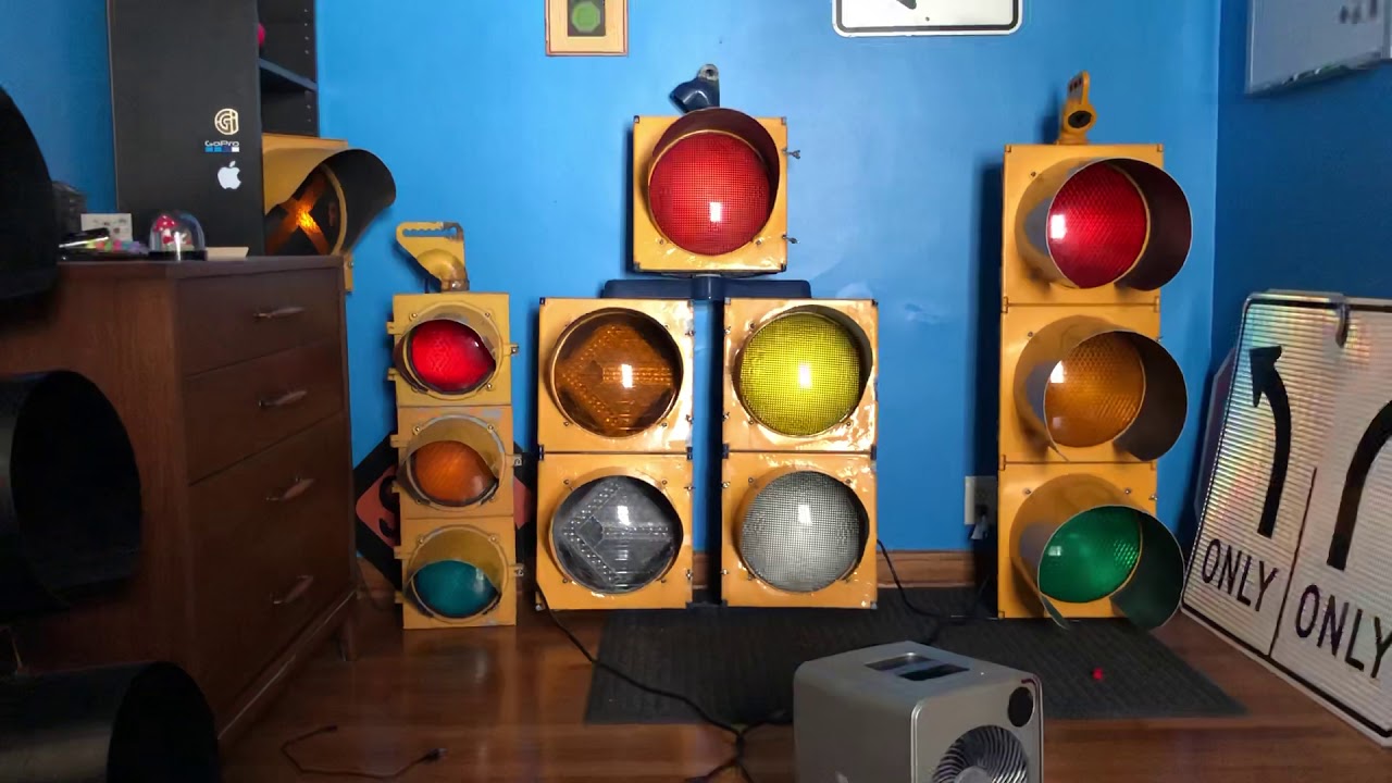 8 inch 3 section VS 12 inch doghouse traffic light - YouTube