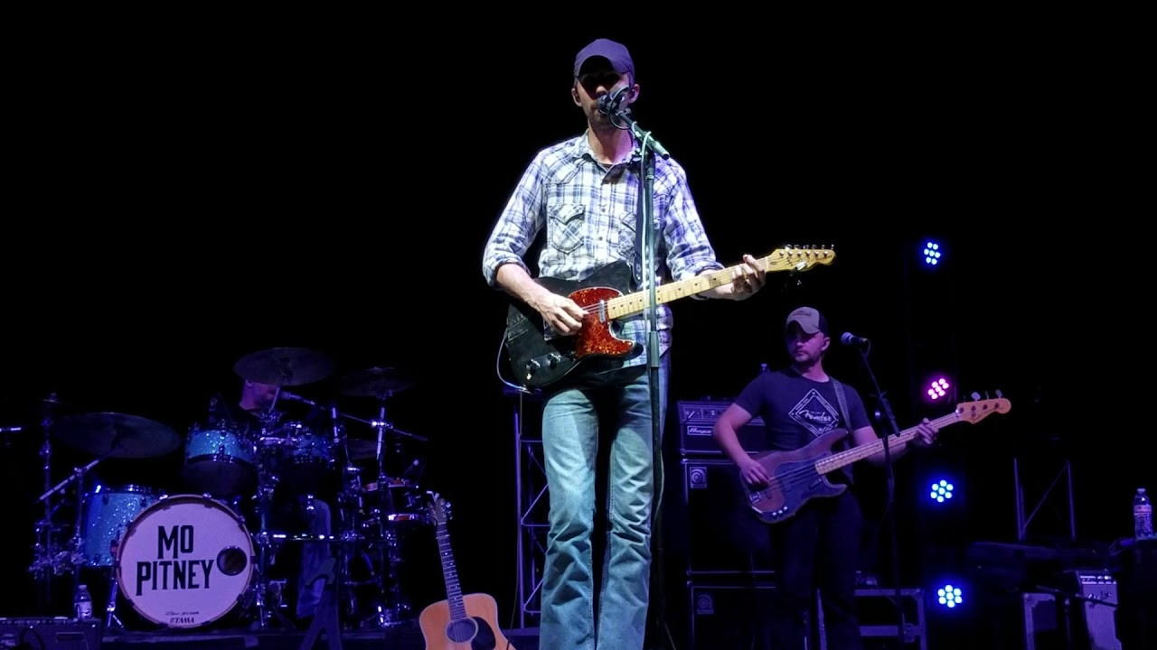 Mo Pitney, "TILL I GET BACK TO YOU" w/(sister) Holly McCubbin, Saginaw ...