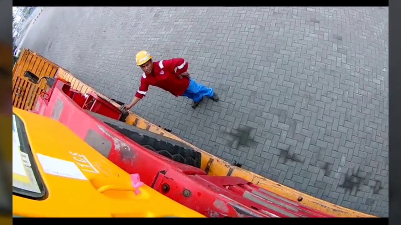 LOADING & LASHINGS KOBELCO RK500 ONTO A LOW LOADER. - YouTube