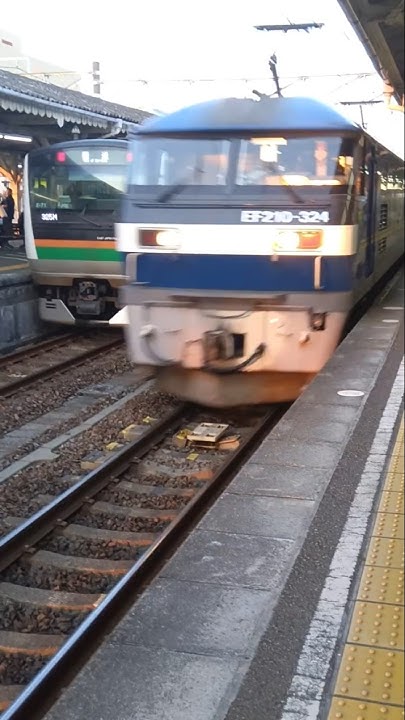 E233 325M 熱海行と71レ EF210-326 岡A227 JR沼津駅 - YouTube