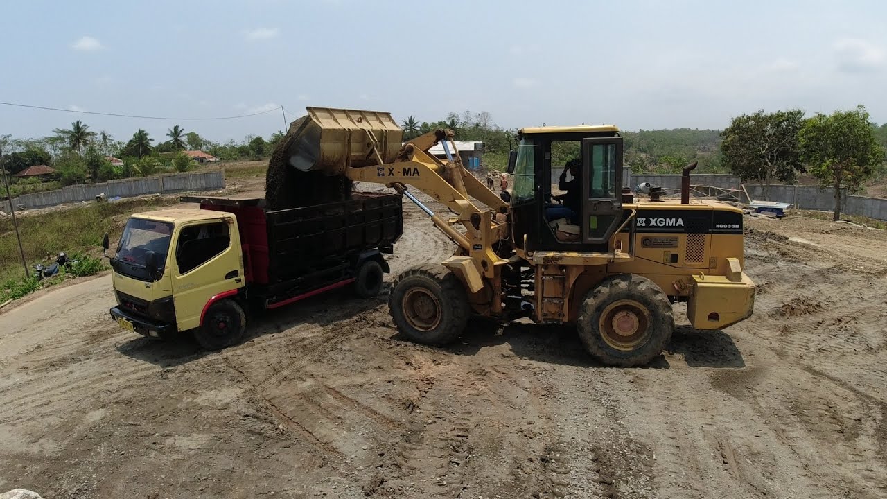 Mega Machines Working Wheel Loader Loading Sand On Mitsubishi Fuso Dump Trucks - YouTube