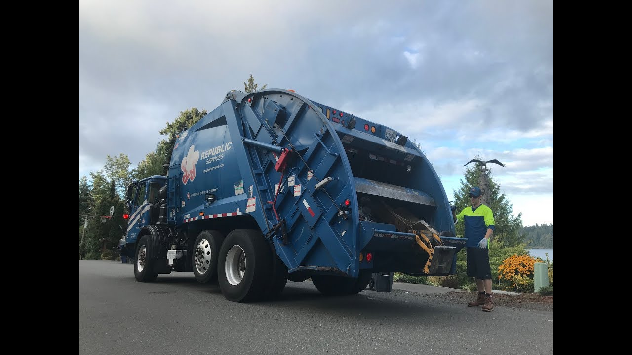 McNeilus Rear Loader on Old Carts (Feat. Northwest Refuse!!) - YouTube