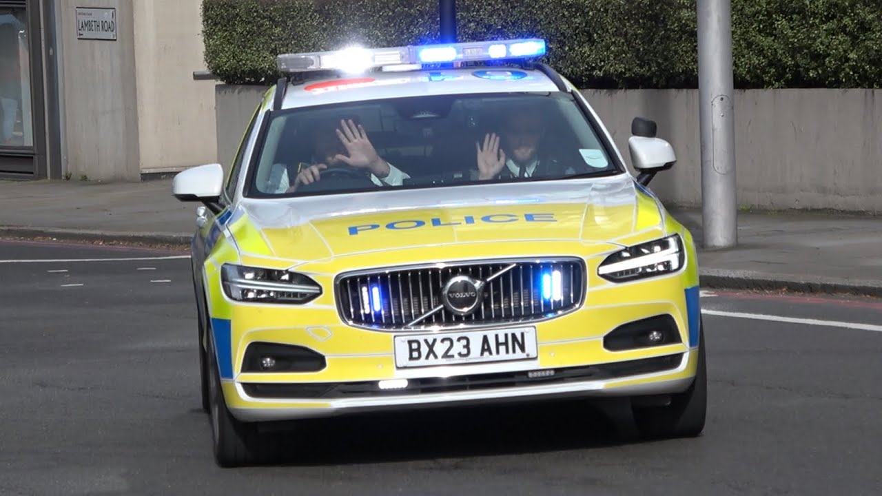 Brand New MO8 Volvo V90 responding around lambeth roundabout - YouTube