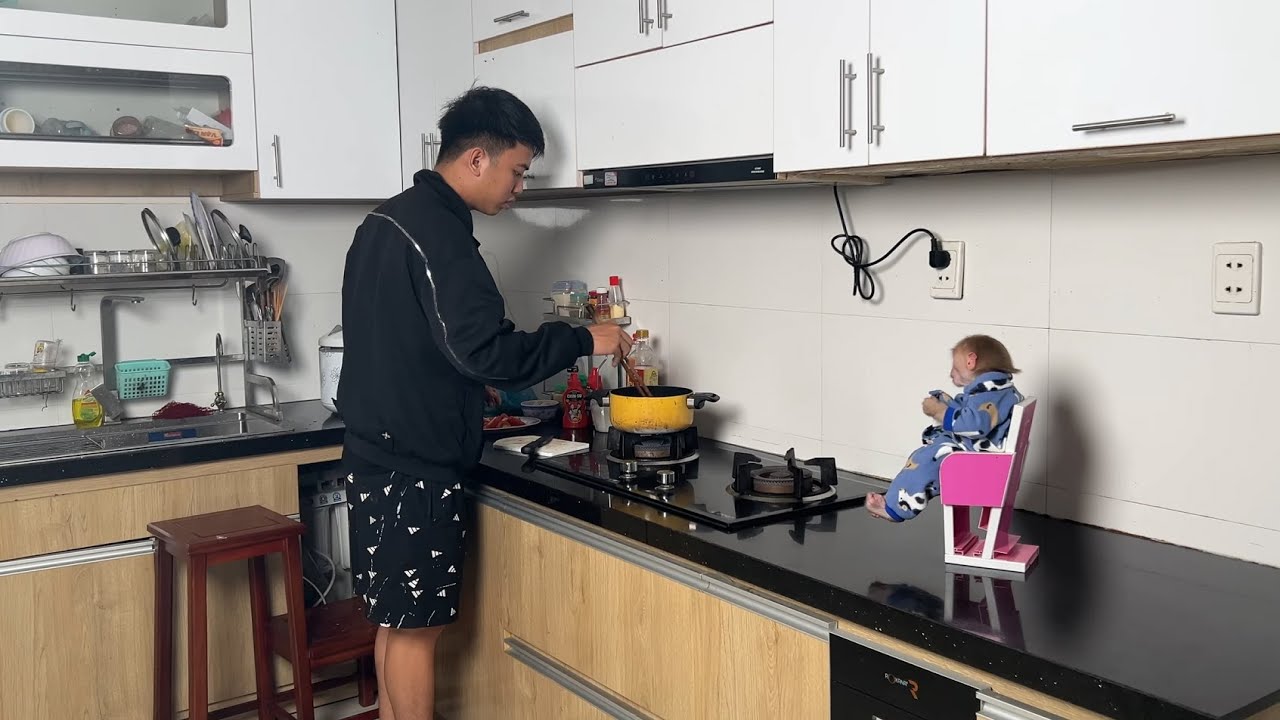So cute! Monkey Luk touched when dad cooked delicious pho - YouTube