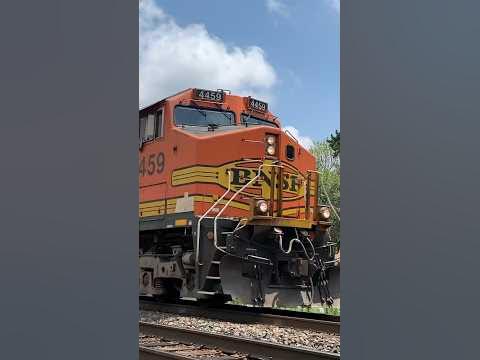 Fast moving BNSF Grain train ft BNSF Dash 9 leader!! #bnsf #bnsftrains #train #bnsfrailway - YouTube