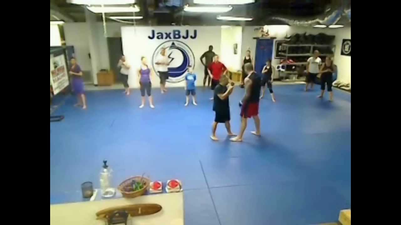 Muay Thai KRU Brian Tyle Rear Down Diagonal Elbow Basics.mp4 - YouTube