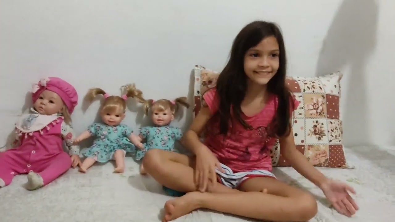 Brincando Com As Bonecas - YouTube