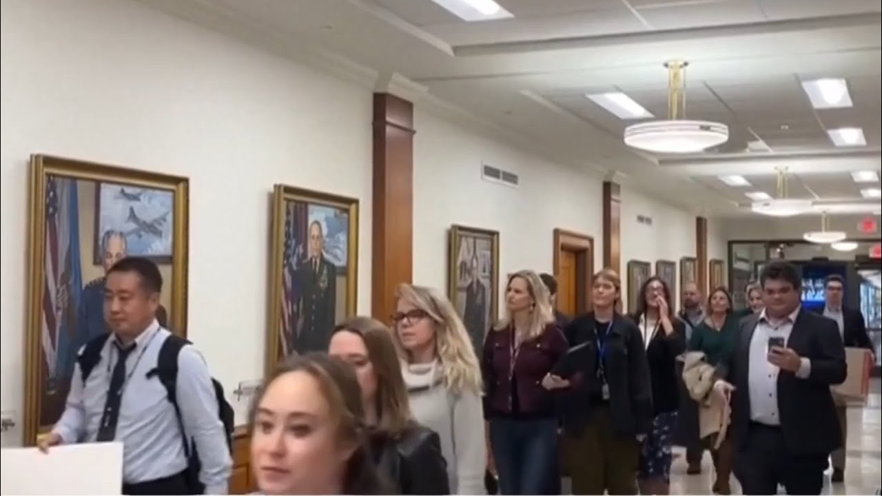 Dozens of reporters walk out of Pentagon amid new journalist demands ...