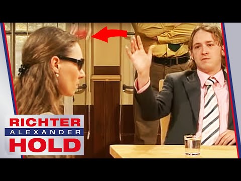 Angeklagter bewirft blinde Frau mit Schachtel während der Vernehmung?!| 1/2 | Richter Alexander Hold