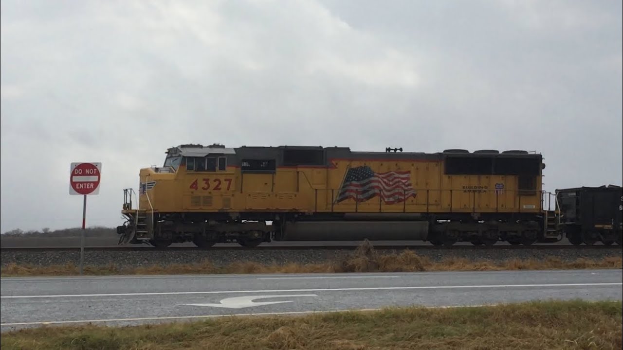 UP 4327 leads a short mixed freight train! - YouTube