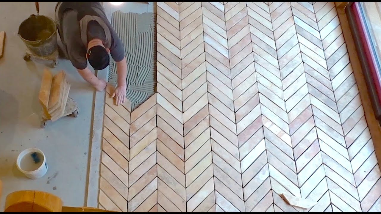 Opečni tlakovec Terra Cotta Chevron v brunarici - YouTube