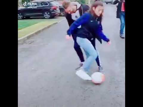 EN IYI FUTBOL OYNAYAN KIZ