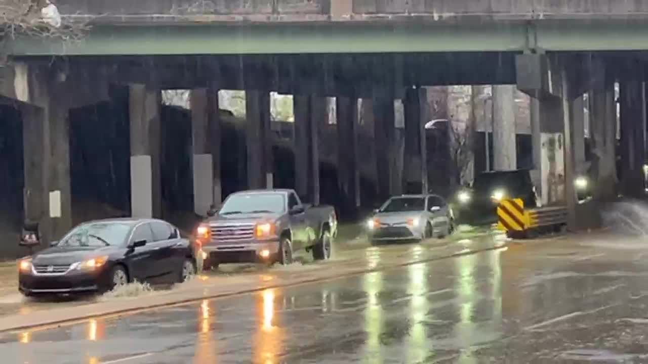 Heavy flooding causes problems on Piedmont Road in Buckhead - YouTube
