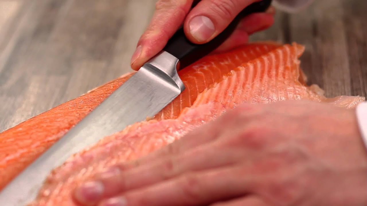 Filetering av laks - YouTube