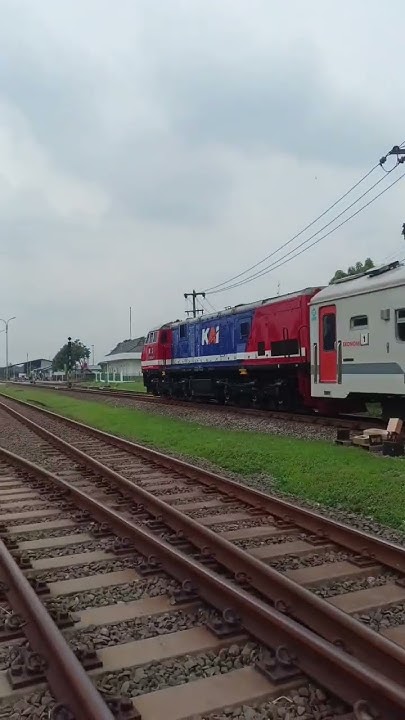 MOMEN KERETA API MATARMAJA DI TARIK LOKOMOTIF RNB #shrots # ...