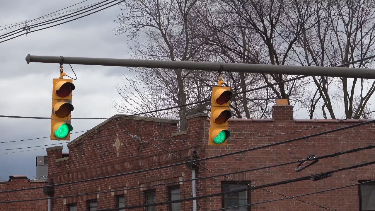 Traffic Signals in Strong Winds - Wind advisory in Columbus Ohio - YouTube