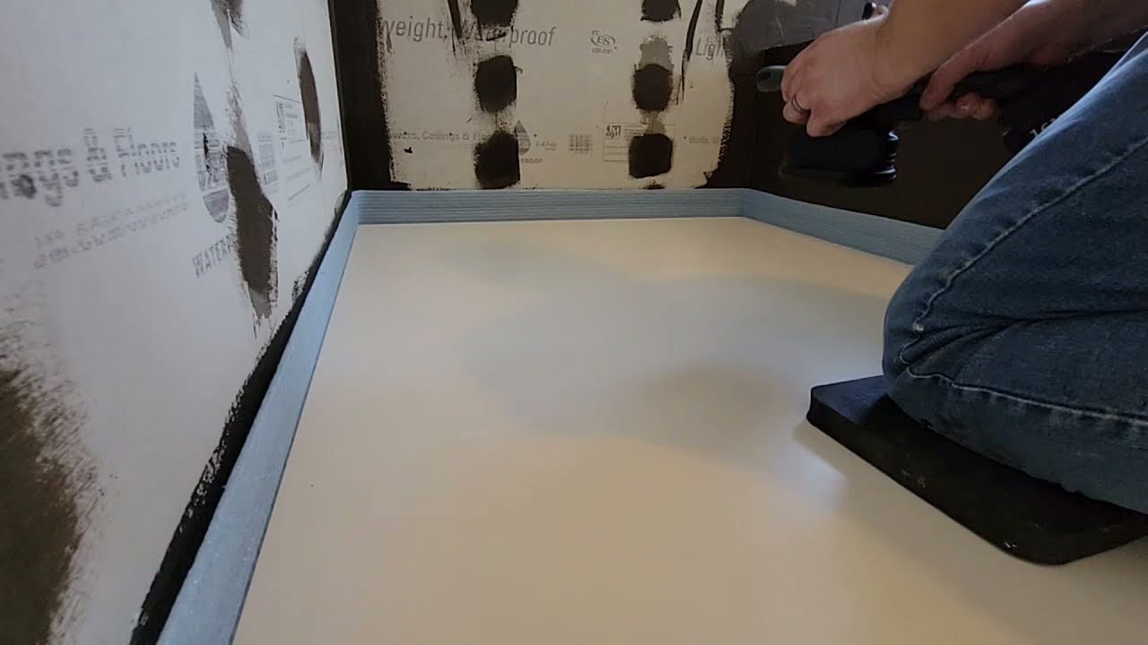 Soft Perimeter Joint on a Shower Floor / Мягкий шов по периметру ...