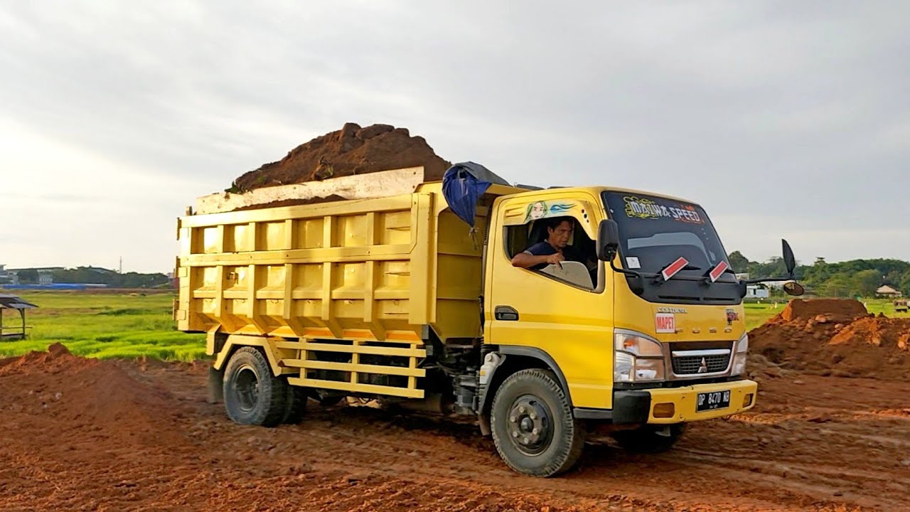 Mobil dump Truk Canter HDX muatan full - YouTube