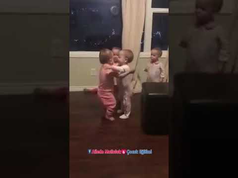 Birbirine sarılmaya doyamayan bebekler