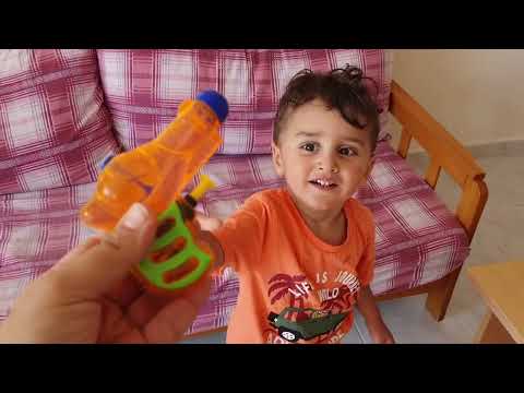 Efe yazlıkta kardeşiyle su savaşı yaptı. Yusuf emir yenilince ağladı.
