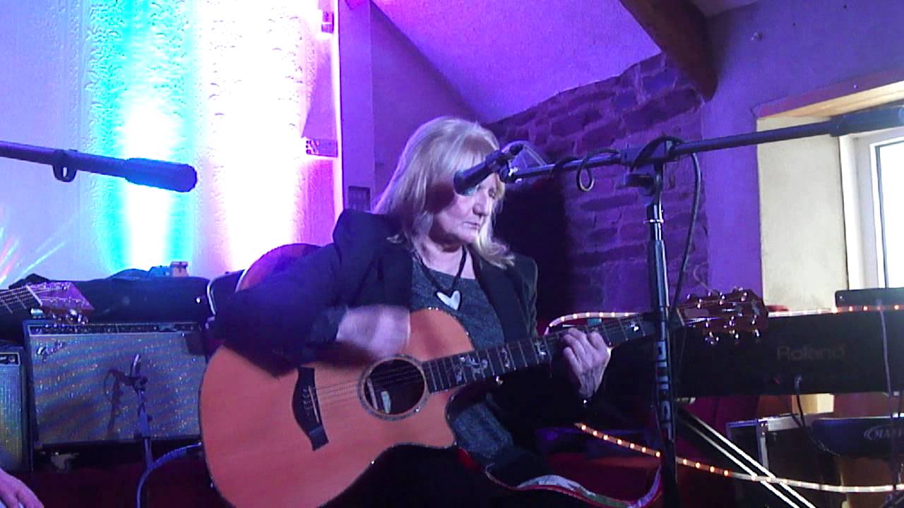 Heather Jones - Cwm Hiraeth (Live at Laugharne Festival) - YouTube