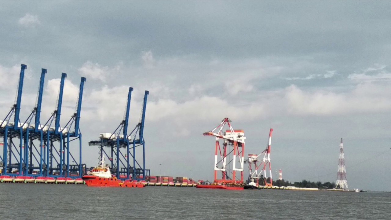 TCM escorting transhipment barge SP389 - YouTube