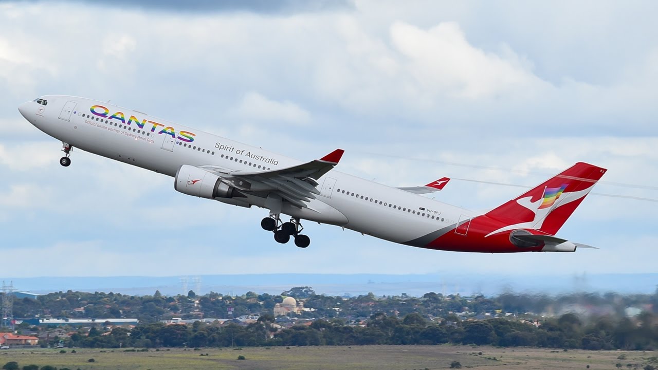 Qantas 'RAINBOW ROO' A330-300 Takeoff and Climbout w/ VORTICES at ...