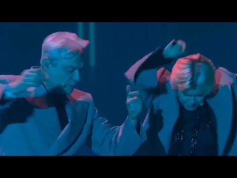 David Byrne & Robyn Perform ‘Dancing On My Own’ at SNL 50! - YouTube