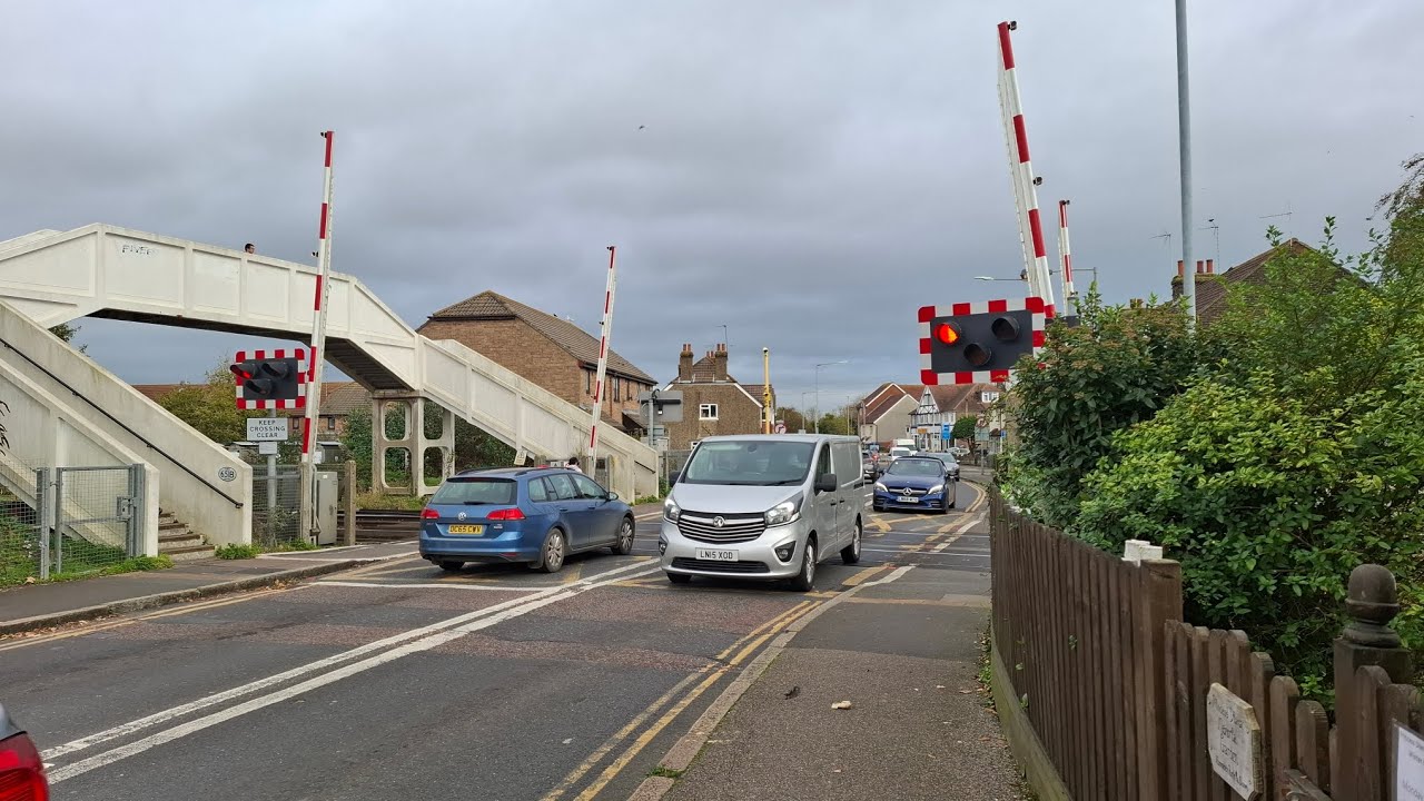 *Hangman* (Consecutive closure)Hampden Park level crossing in East ...