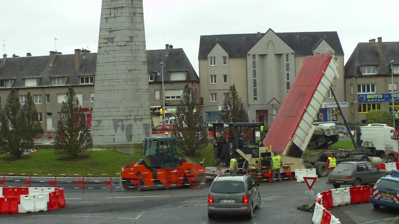 AVRANCHES Place Patton Mise en oeuvre d'enrobé - YouTube