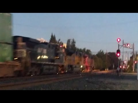 UP 5542 leads the ZLTG2 northbound to Chicago IL with a nice crew on 9-30-2022 - YouTube