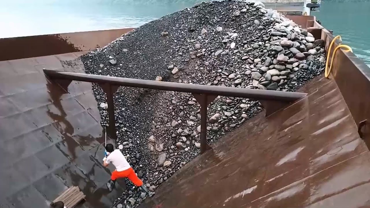 Barge unloading | Satisfying video - YouTube Barge unloading | Satisfying video - YouTube
