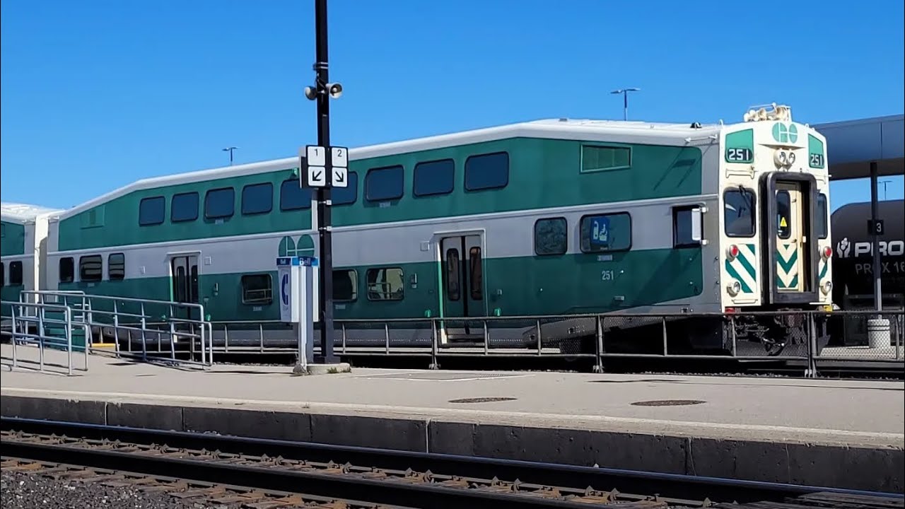 (Old Cab Car 251!) GO 1024 - 667 With 251 Pulling Into & Departing ...