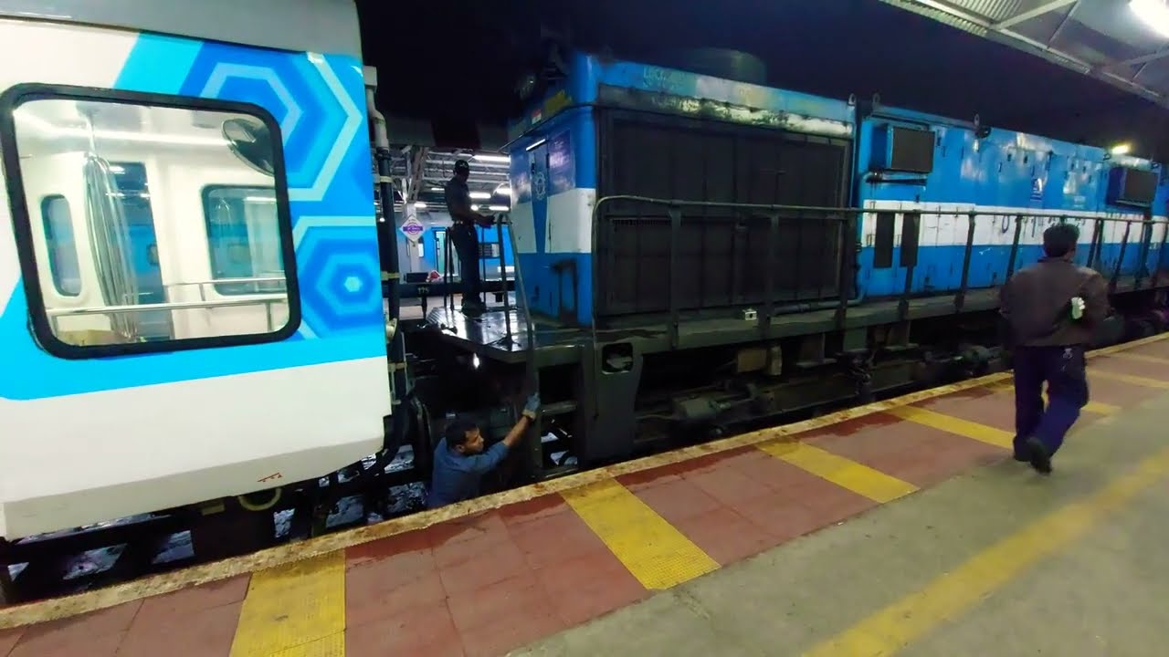 12025 Shatabdi exp shunting || Pune jn || Loco decoupling - YouTube