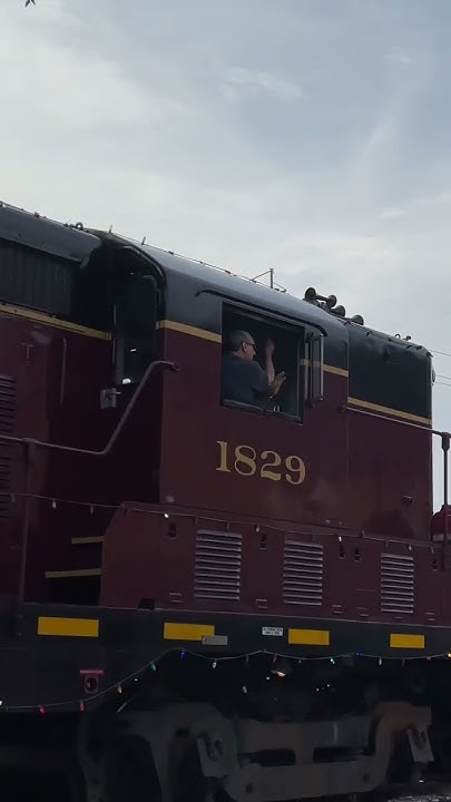 TVRM 1829 Blowing the a200 coming down the crossing - YouTube