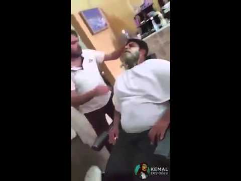 Sakallarına Ağda Yaptıran Adam