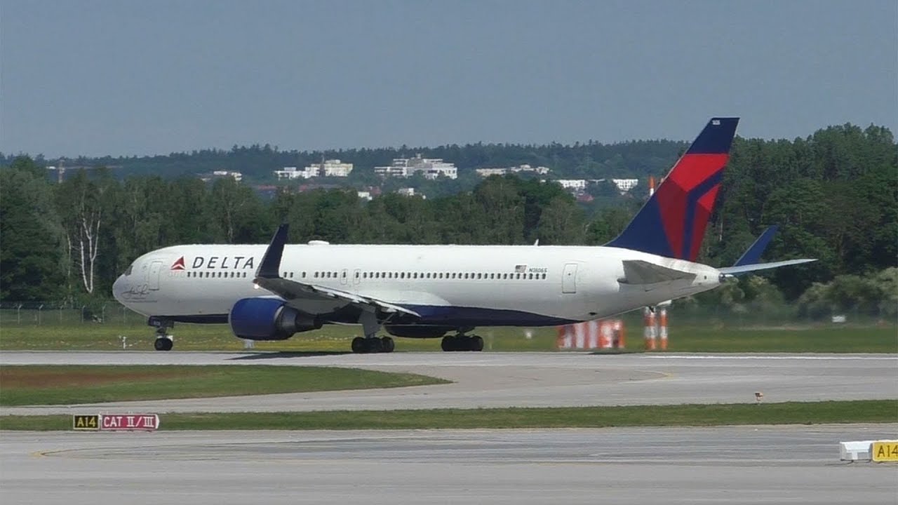 Delta Boeing 767 takeoff at Munich Airport | N16065 - YouTube
