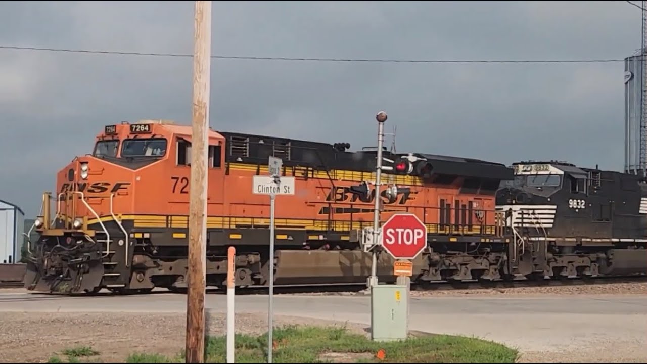 7-26-23 - BNSF 7264 in Lester, IA - YouTube