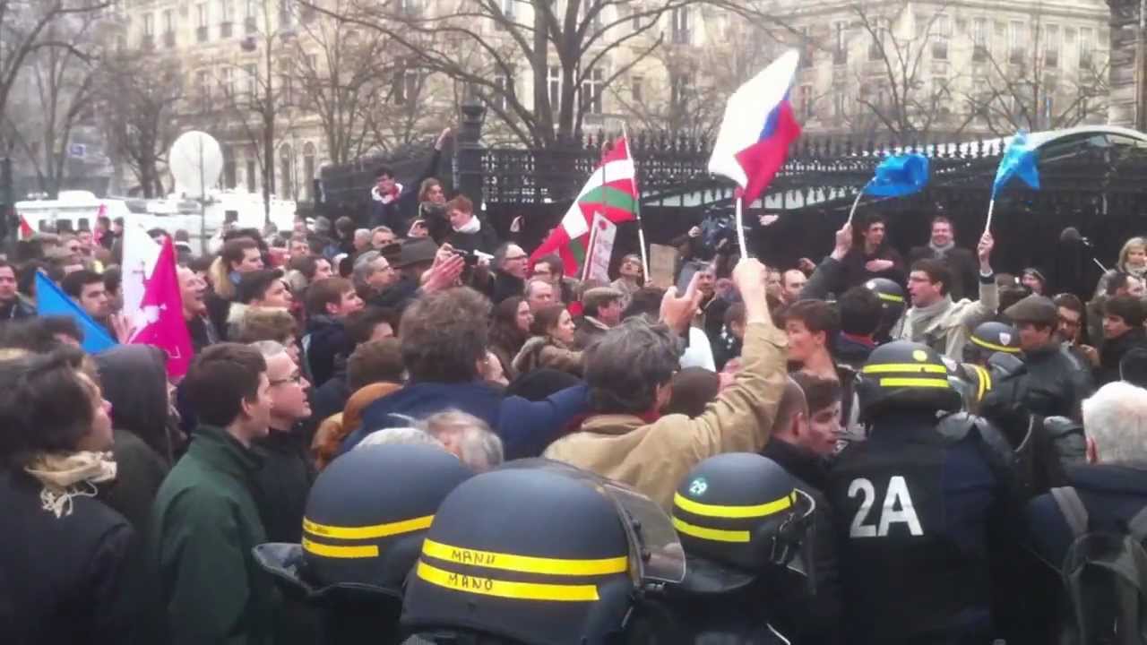 Manif pour tous: CRS encerclés par des "extrémistes" (selon Manuel ...
