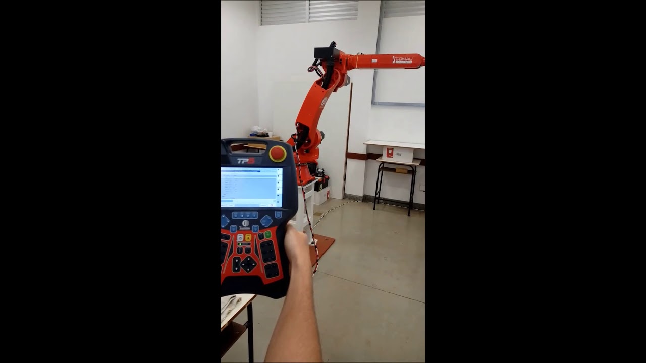 Operando o robô industrial Comau Smart Six - YouTube