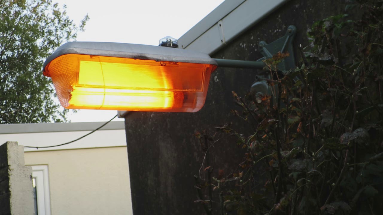 GEC Z9454 sodium street light warm up - YouTube