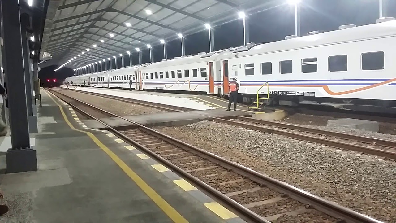 Lingser wengi Kereta Api Gaja Wong di stasiun wates kulon progo - YouTube