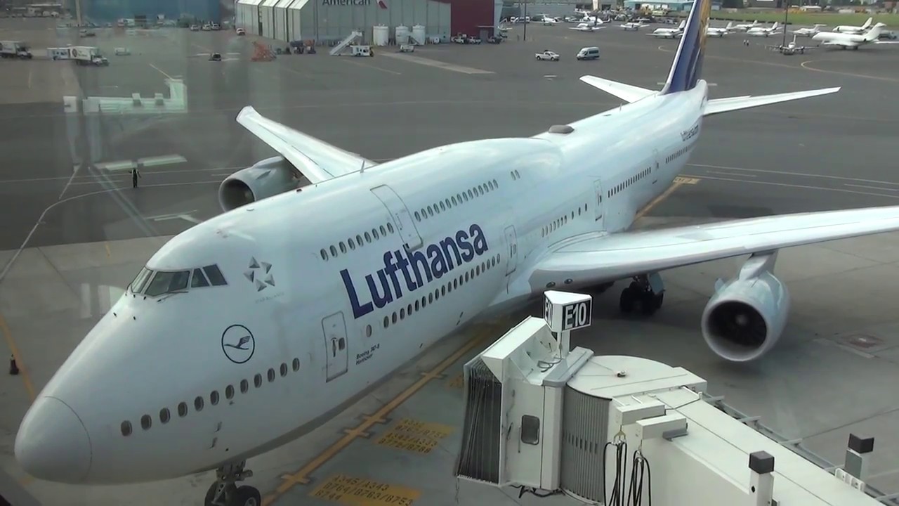 Lufthansa Business Class Boeing 747-8i Boston Frankfurt - YouTube
