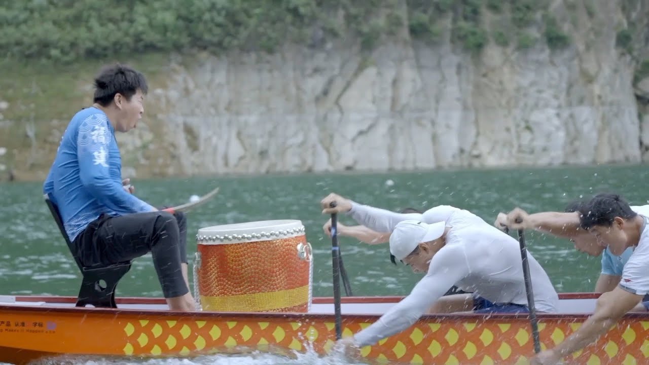 Chinese Men's Dragon Boat Team training hard - YouTube